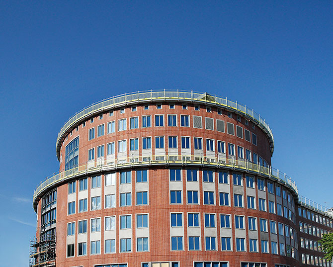 Working platform at house facades and roofs